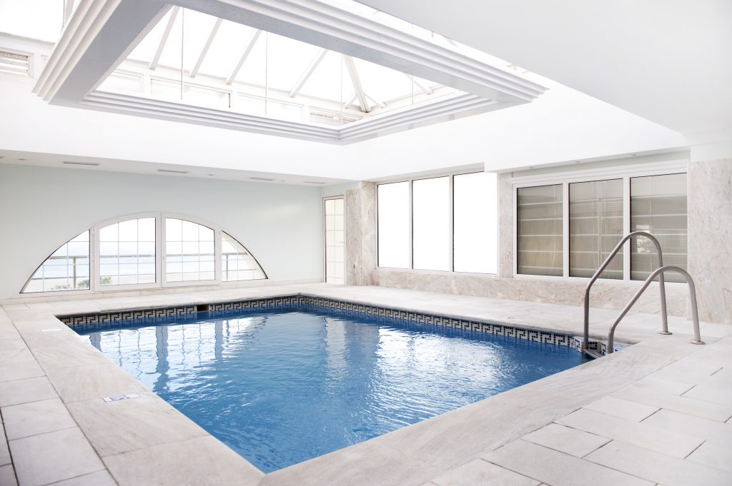 Piscina interna ou indoor como opção de lazer