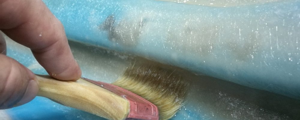 O que faz a sua piscina de fibra desbotar? - Henrimar